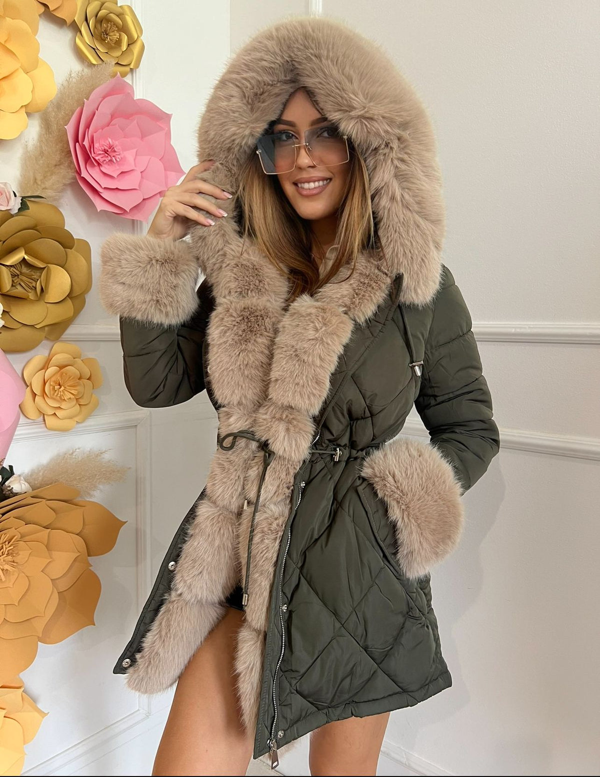 Ženska parka jakna sa krznom i kapuljačom Sofia 2023 — Contessa Moda