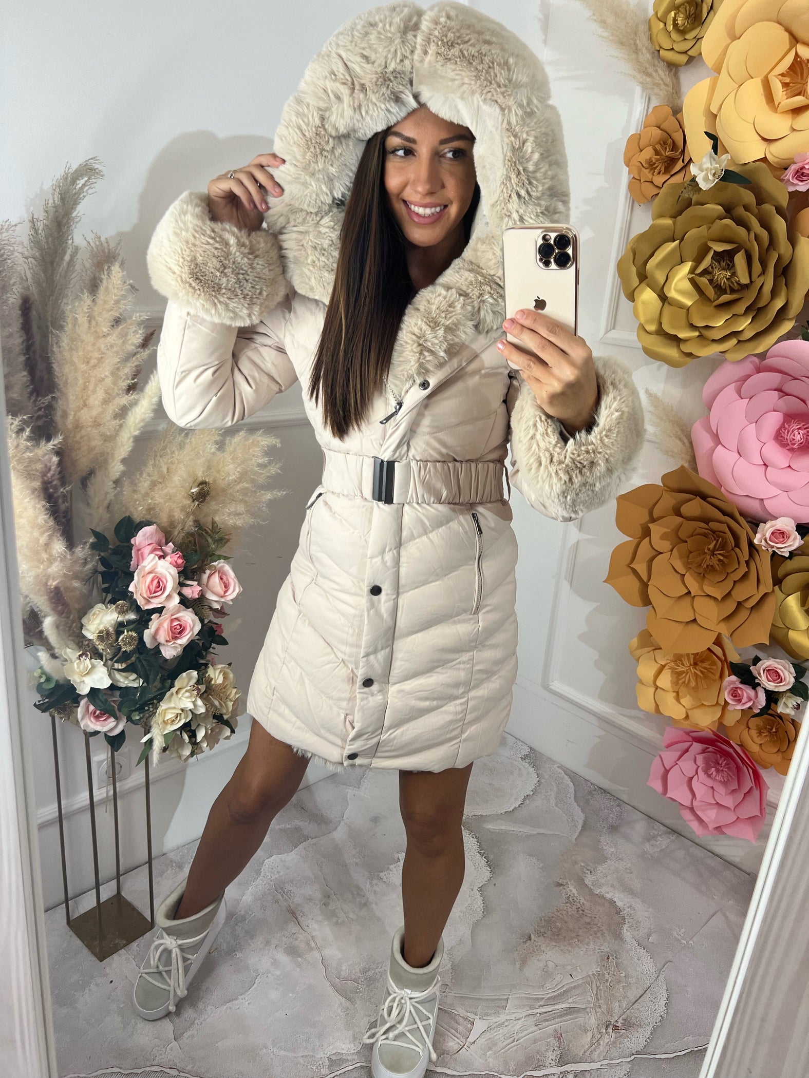 Ženska duga štepana jakna sa krznom i kapuljačom Kristi 2022 — Contessa ...